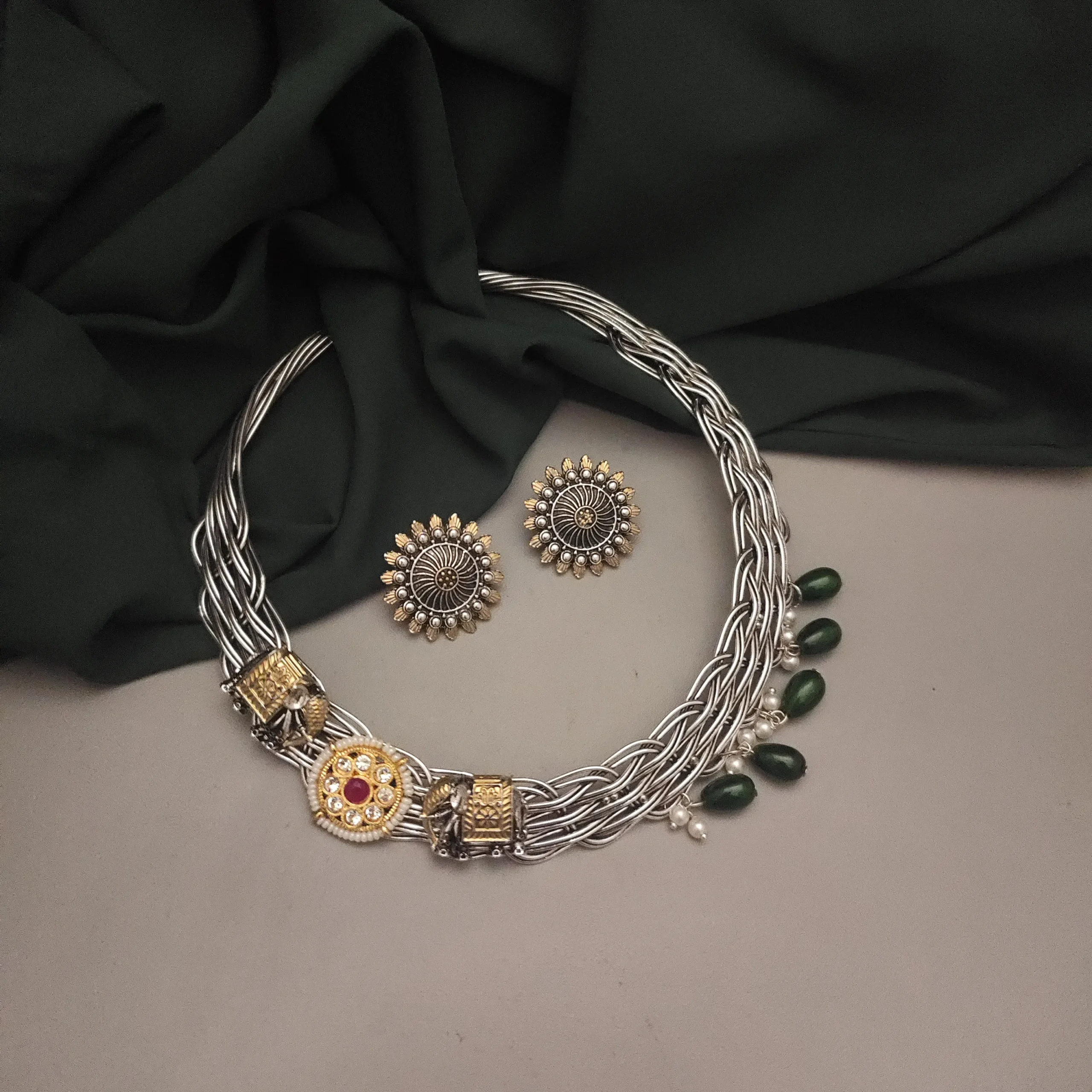 How to Style a Hasli Necklace for Modern & Traditional Looks - Glamaya