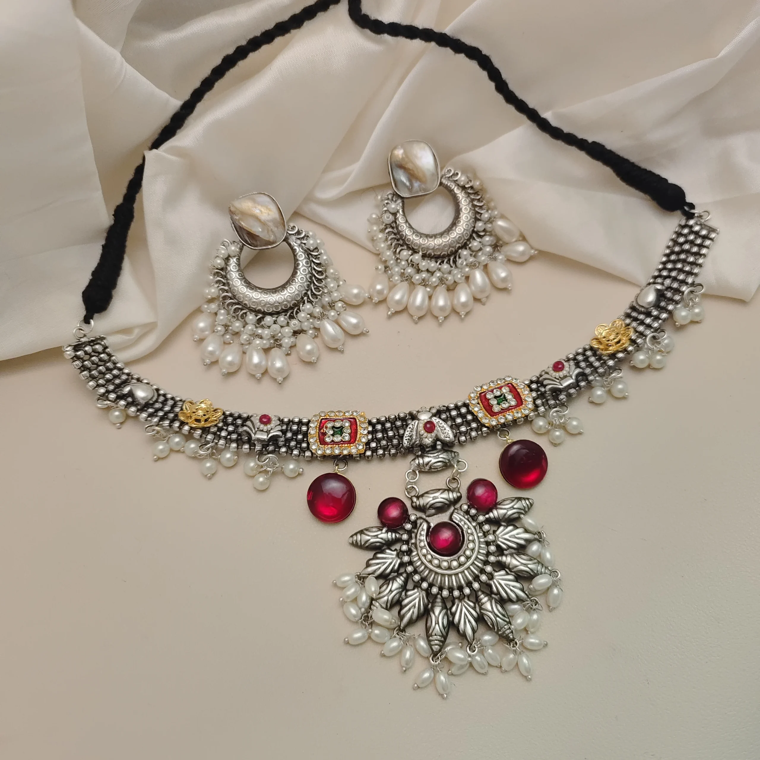 Samiksha Fusion Artificial Silver Necklace Earring Set - Glamaya